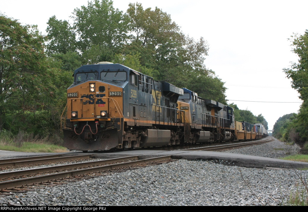 CSX 5299 and train Q031